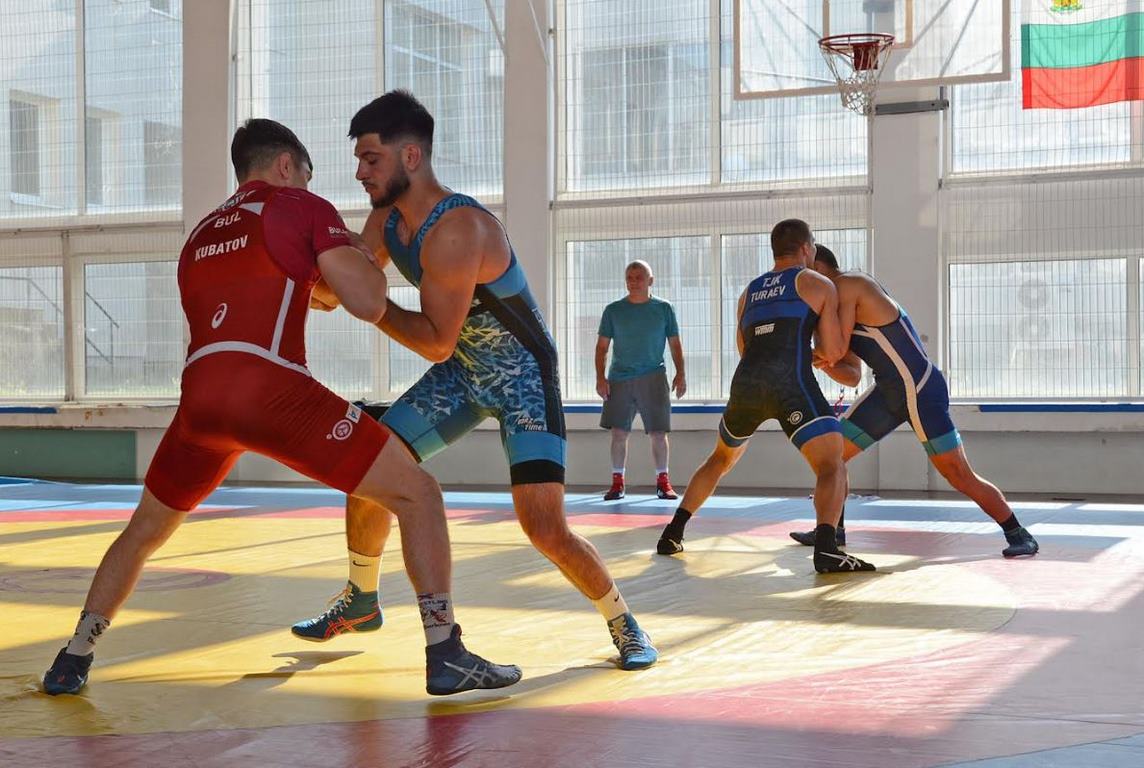 Момчетата от българския национален отбор по борба тренират в база край ...